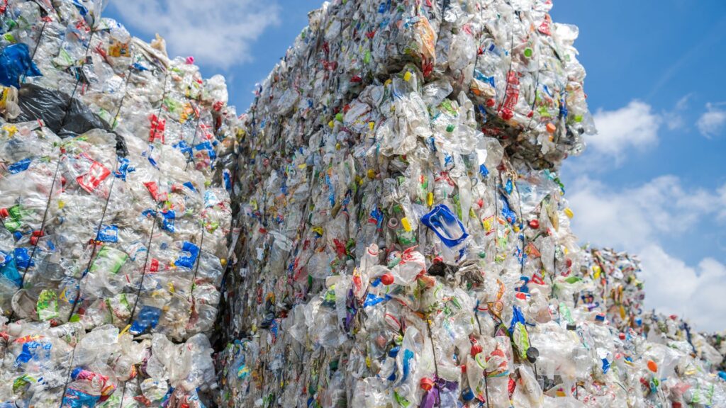 A importância do plástico PET na indústria sustentável - Eplast